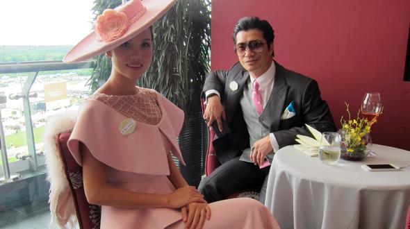 Vợ chồng Dustin Nguyễn mặc quý tộc dự event Hoàng Gia có sự tham gia ...