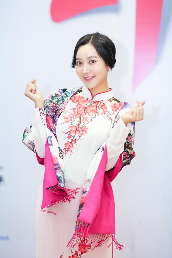 Đinh Mạnh Ninh tình tứ tập hát cùng diễn viên Hàn Quốc Han Min Chae