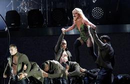 Britney Spears hôn bạn trai trong show diễn ở Đài Loan