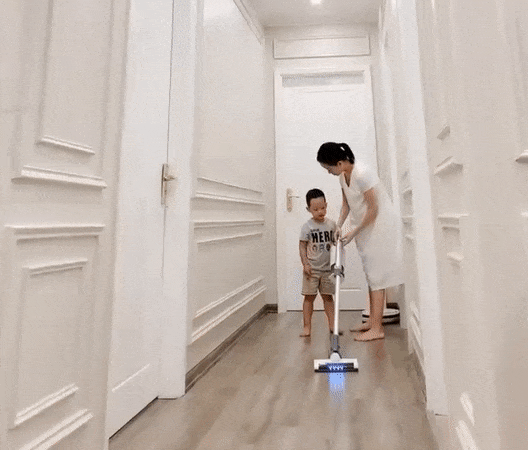 Mới 3 tuổi, Khoai Tây đã biết giúp Ly Kute làm việc nhà