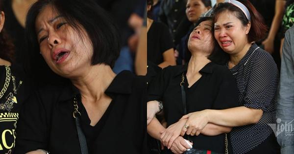 Mẹ MC Diệu Linh chết ngất trong đám tang con gái