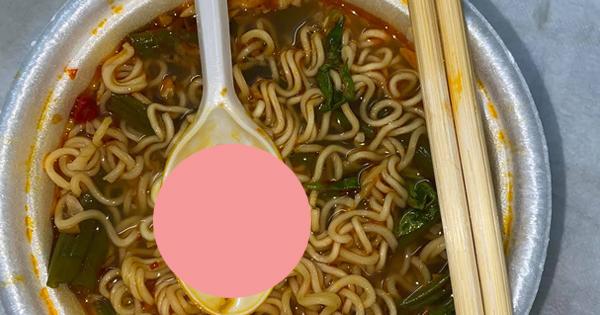 Gọi bát mì bạch tuộc, cô gái vừa ăn vừa rớt nước mắt