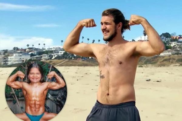 Cậu bé cơ bắp cuồn cuộn Richard Sandrak