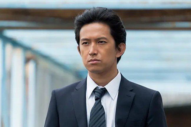 Tsuyoshi Abe bán bánh kiếm sống sau bê bối ngoại tình