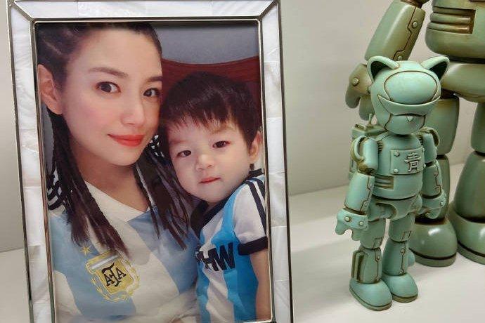 Vẻ ngoài đáng yêu của con trai Trần Hiểu - Trần Nghiên Hy