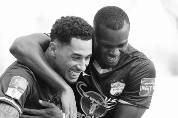 Washington Brandao hủy vé về Brazil để trở lại Việt Nam vĩnh biệt bạn ...