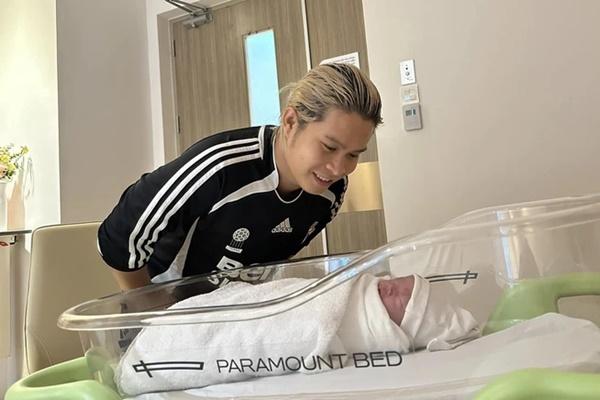 Quán quân Rap Việt Seachain đón con đầu lòng