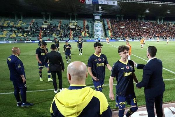 CLB Fenerbahce đá 1 phút rồi tự ý bỏ trận chung kết Cúp quốc gia