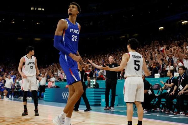 Người khổng lồ cao 2m24 tạo cơn sốt ở Olympic Paris