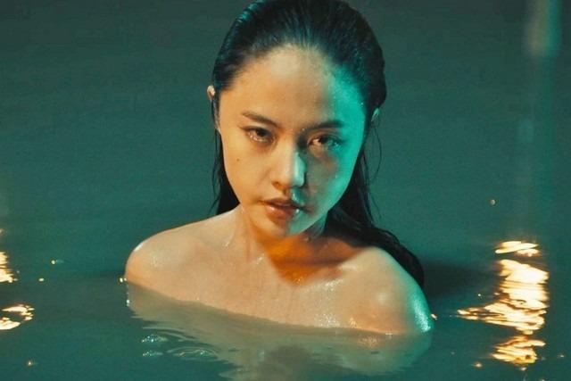 Vẻ đẹp hoa hậu của diễn viên Rima Thanh Vy lộ ngực trần trong phim Cám - 2sao