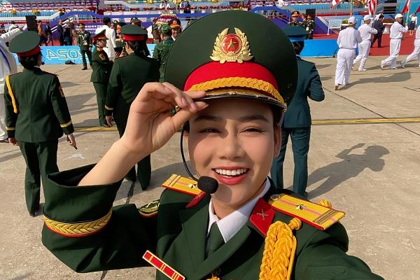 Huyền Sâm mang quân hàm Thiếu tá, sống hạnh phúc bên chồng là Trung tá