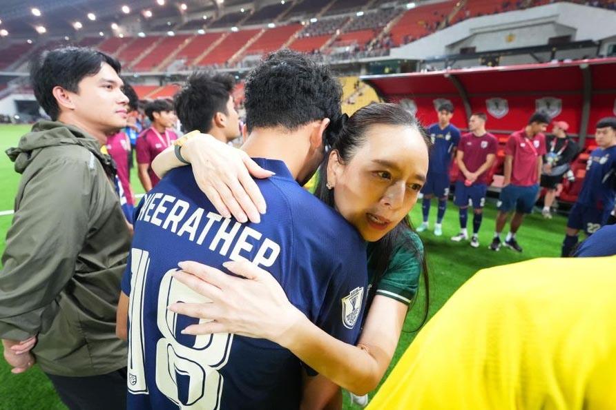 Ăn mừng trước bàn thắng xấu xí, Madam Pang bị fans Thái Lan đáp trả gay gắt